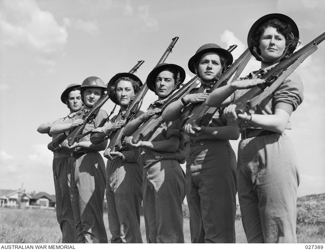 MELBOURNE, AUSTRALIA. 1942-10. RIFLE DRILL FOR MEMBERS OF THE ...