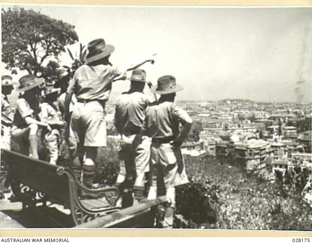 BOMBAY, INDIA. 1942-03-26. QUITE A CHANGE FROM THE WESTERN DESERT OR ...