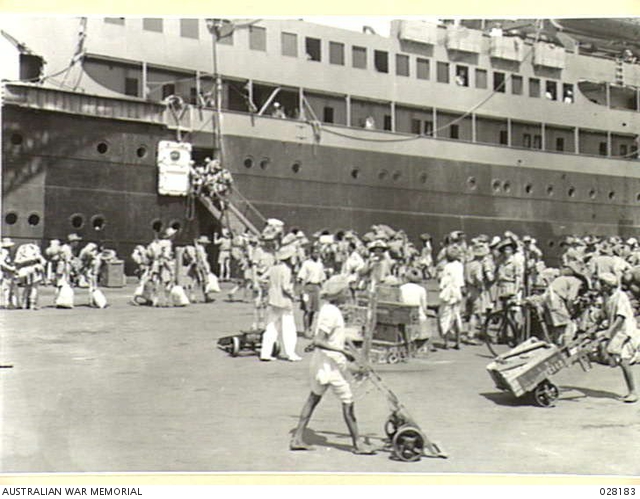 BOMBAY, INDIA. 1942-03-25. GENERAL SCENE ON THE WHARF WHEN AUSTRALIAN ...