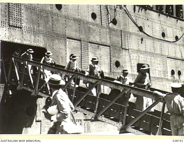 BOMBAY, INDIA. 1942-03-25. GENERAL SCENE ON THE WHARF WHEN AUSTRALIAN ...