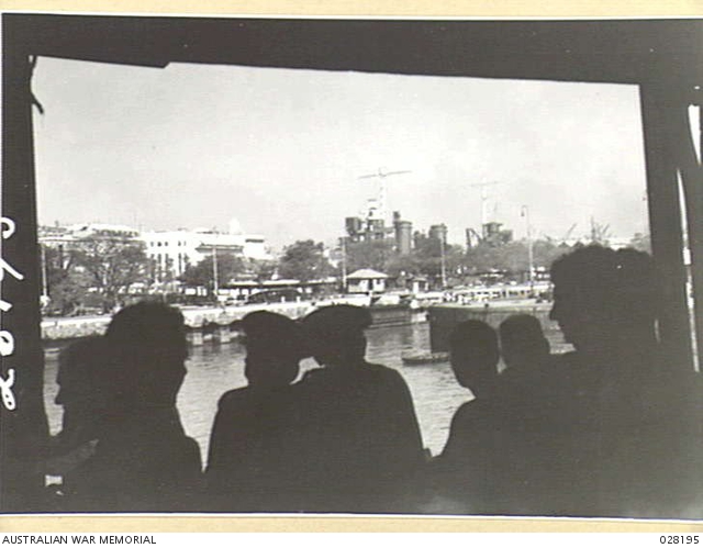 BOMBAY, INDIA. 1942-03-24. AUSTRALIAN TROOPS ARRIVING FROM THE MIDDLE ...