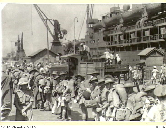BOMBAY, INDIA. 1942-03-25. GENERAL SCENE ON THE WHARF WHEN AUSTRALIAN ...