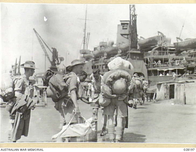BOMBAY, INDIA. 1942-03-25. GENERAL SCENE ON THE WHARF WHEN AUSTRALIAN ...