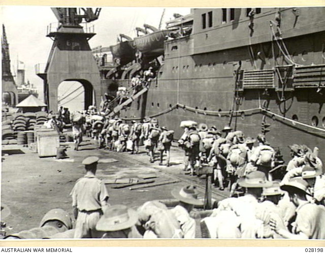BOMBAY, INDIA. 1942-03-25. GENERAL SCENE ON THE WHARF WHEN AUSTRALIAN ...