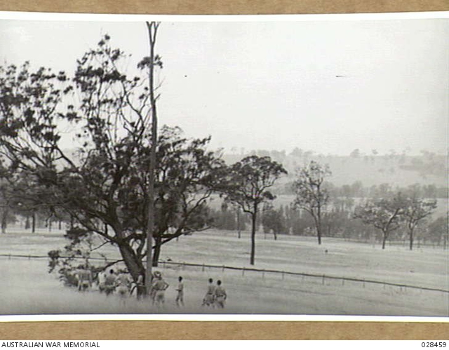 SINGLETON, AUSTRALIA. 1943-01. OBSERVERS WAITING TO GO INTO THE ...