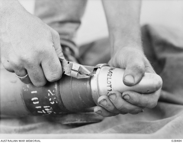 SINGLETON, AUSTRALIA. 1943-01. HANDLING A GAS-SHELL DURING AN ...