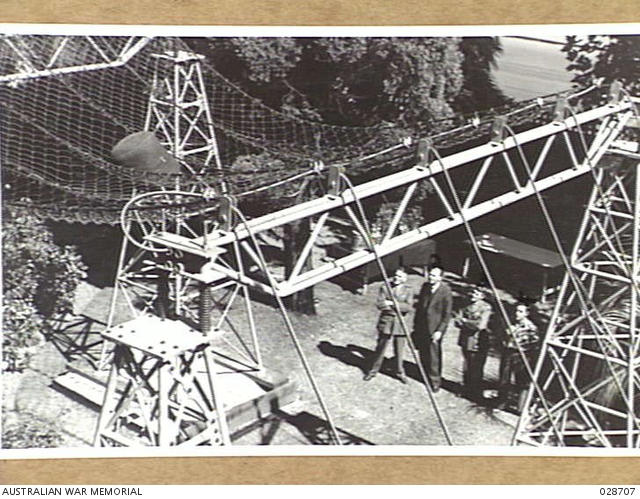 MELBOURNE, AUSTRALIA. 1943-02-08. WATCHING A DEMONSTRATION OF A SALVAGE ...
