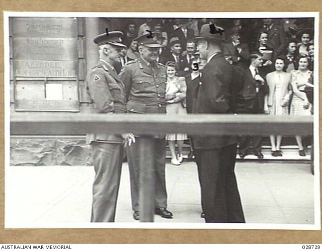PERTH, WA. 1942-11-03. A GROUP CHATTING AT THE SALUTING BASE WHILE ...