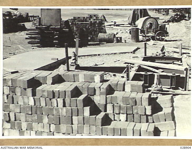 FREMANTLE, WA. 1942-11-24. SEMI PORTABLE 3.7 INCH PLATFORM FOR ANTI ...