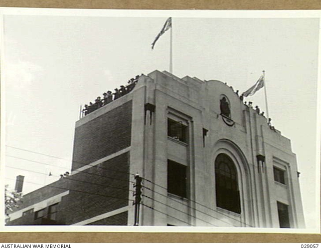 PERTH, AUSTRALIA. 1943-02-05. SPECTATORS FROM A HIGH VANTAGE POINT ...