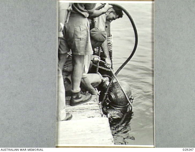 AUSTRALIA. 1943. A DIVER OF THE ROYAL AUSTRALIAN ENGINEERS WATER ...