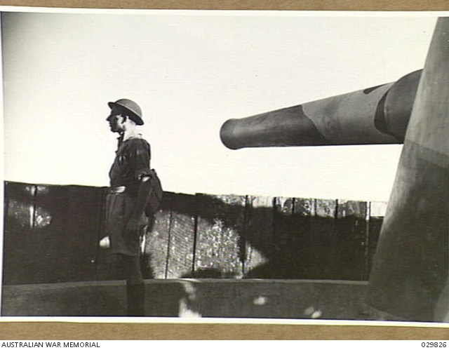 ADELAIDE, AUSTRALIA. 1943-03-24. ON THE ALERT AT FORT LARGS, ADELAIDE ...