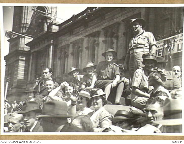 ADELAIDE, AUSTRALIA. 1943-03-26. CIVILIAN AND SERVICE ADMIRERS OF THE ...