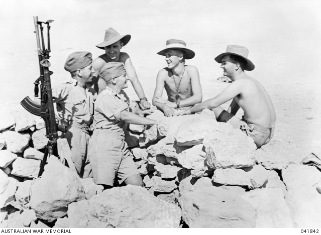 SOLDIERS OF THE 9TH AUSTRALIAN DIVISION CHATTING WITH POLISH SOLDIERS ...
