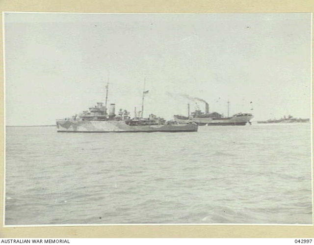 DARWIN, N.T. 1942-02. HMAS SWAN, THE MAUNA-LOA AND HMAS WARREGO IN ...