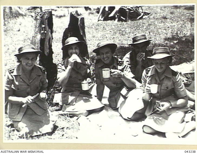 AUSTRALIAN ARMY NURSES ON A PICNIC IN THE NORTHERN TERRITORY ...