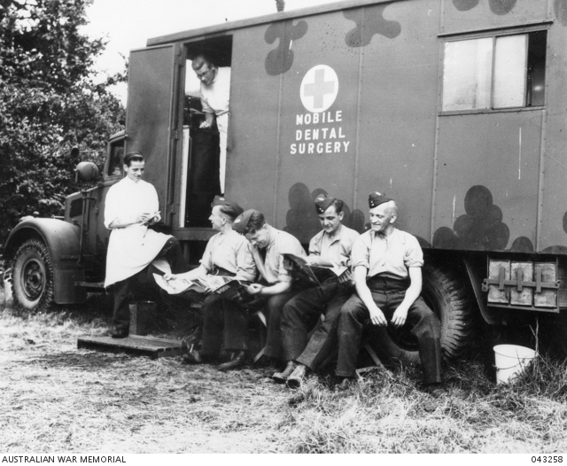 MOBILE DENTAL SURGERY WHICH SERVICED NO 464 SQUADRON IN ENGLAND ...