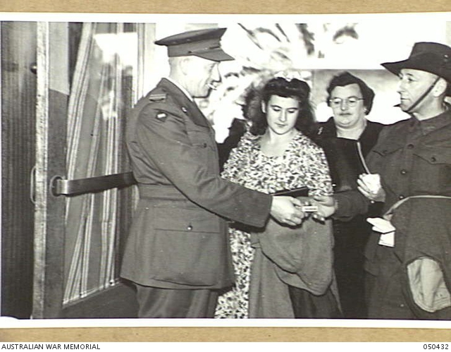 CAULFIELD, AUSTRALIA. 1943-04-02. A WOUNDED SOLDIER ARRIVING AT THE ...