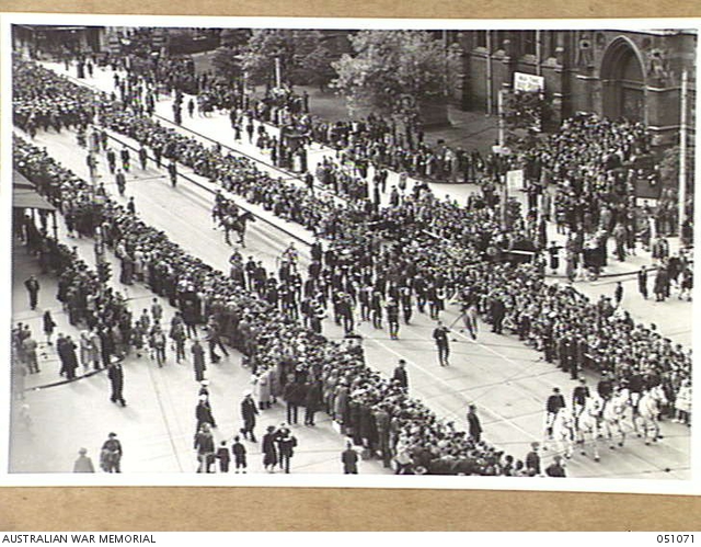 MELBOURNE, AUSTRALIA. 1943-04-25. COMMENCEMENT OF THE ANZAC DAY MARCH ...