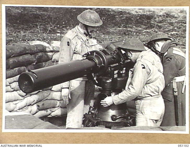 SELFS POINT, HOBART, TAS. 1943-04-17. THE HEIGHT AND RANGE FINDER IS ...