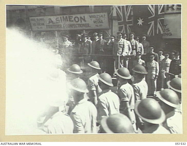 GERALDTON, WA. 1943-04-17. TROOPS OF 2ND AUSTRALIAN DIVISION PASSING ...