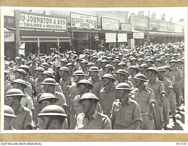 GERALDTON, WA. 1943-04-17. TROOPS OF 2ND AUSTRALIAN DIVISION PASSING ...