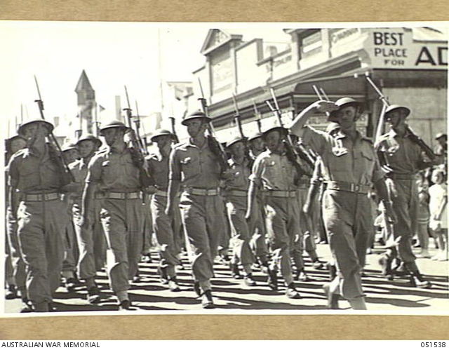 GERALDTON, WA. 1943-04-17. TROOPS OF 2ND AUSTRALIAN DIVISION PASSING ...