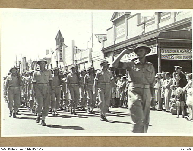 GERALDTON, WA. 1943-04-17. TROOPS OF 2ND AUSTRALIAN DIVISION PASSING ...