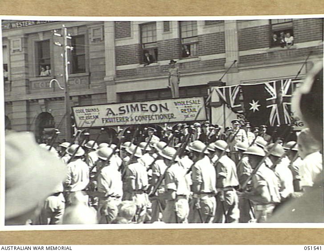 GERALDTON, WA. 1943-04-17. TROOPS OF 2ND AUSTRALIAN DIVISION PASSING ...