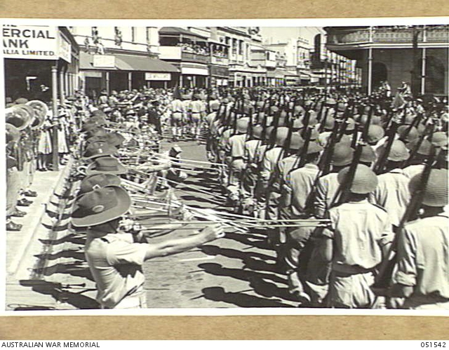 GERALDTON, WA. 1943-04-17. TROOPS OF 2ND AUSTRALIAN DIVISION PASSING ...