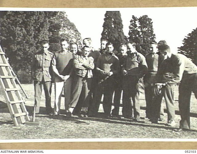 MELBOURNE, VIC. 1943-05-28. ALONGSIDE THE OLD "CROWS NEST" IN THE ...