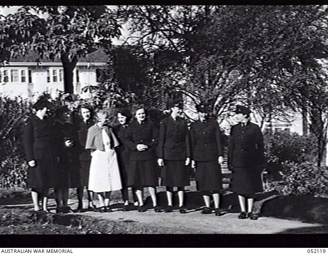 MELBOURNE, VIC. 1943-05-28. GUESTS CHATTING WITH MATRON A. M. BOOTH IN ...
