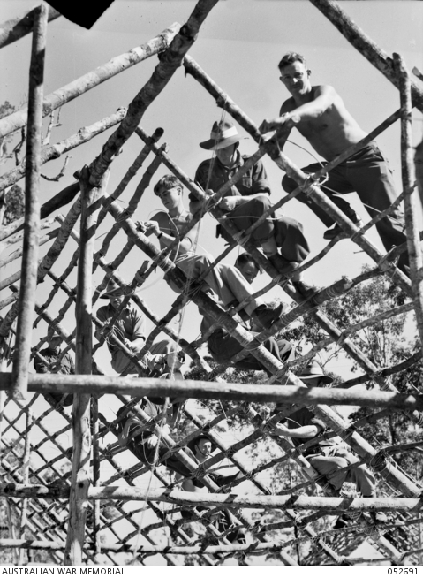 KAIRI, QLD. 1943-06-19. MESS HUT BEING BUILT BY THE TROOPS OF THE ...