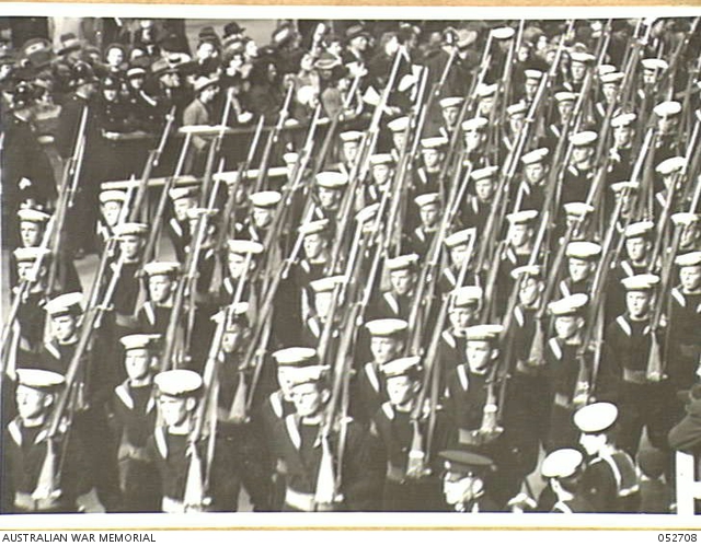 MELBOURNE, VIC. 1943-06-25. SAILORS CROSSING COLLINS STREET AS THEY ...