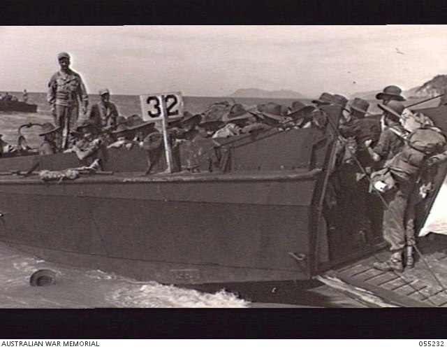 CAIRNS, QLD. 1943-08-08. TROOPS OF THE 2/2ND MACHINE GUN BATTALION, 9TH ...