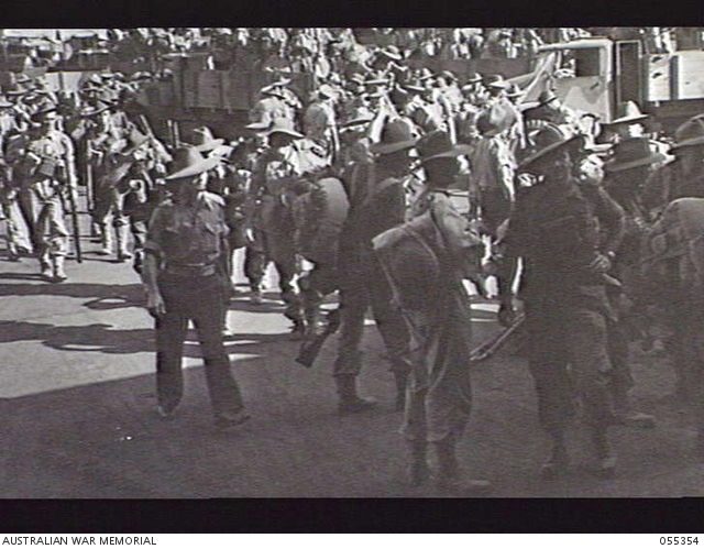 CAIRNS, QLD. 1943-08-07. TROOPS OF 24TH INFANTRY BRIGADE ARRIVING AT ...