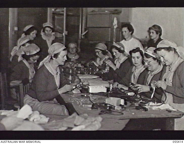 MELBOURNE, VIC. 1943-08-18. RED CROSS AIDES ASSEMBLING BLOOD ...