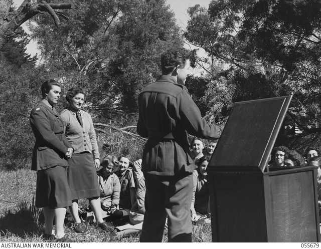 NORTHAM, WA. 1943-08-11. WX33810 WARRANT OFFICER L. D. V. HANLEY (1 ...
