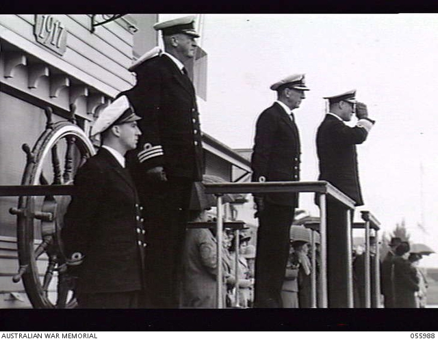 FLINDERS NAVAL DEPOT, VIC. 1943-08-26. SALUTING BASE DURING THE PASSING OUT CEREMONY. LEFT TO ...