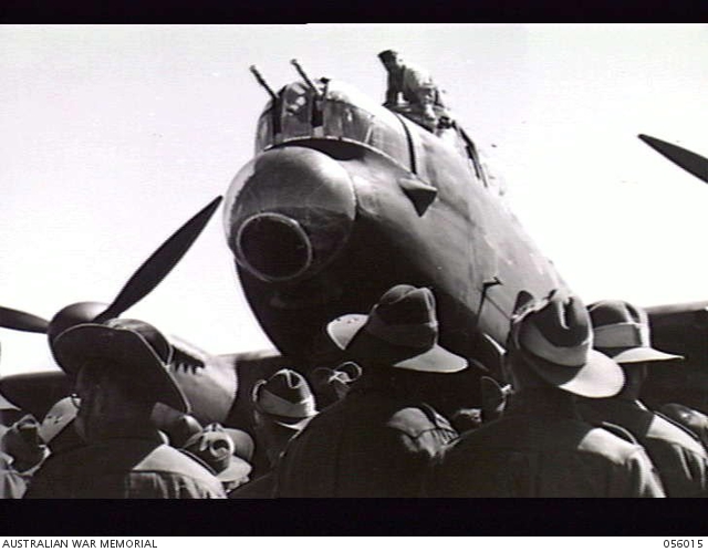 GERALDTON, WA. 1943-08-20. TROOPS WAITING TO INSPECT THE LANCASTER ...
