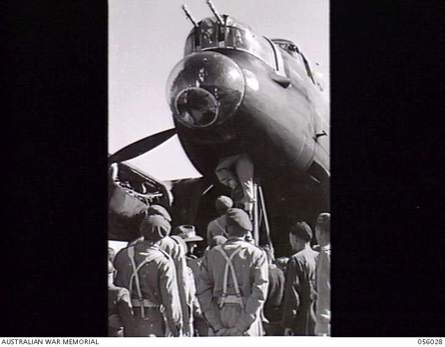 GERALDTON, WA. 1943-08-20. RAAF PERSONNEL AND TROOPS OF THE 121ST ...