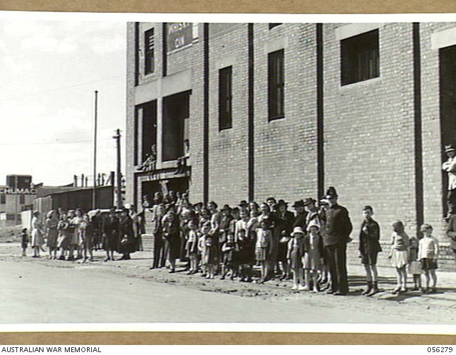 MELBOURNE, VIC. 1943-09-06. CROWD WAITING TO GREET MRS F. D. ROOSEVELT ...