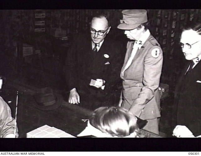 FOOTSCRAY, VIC. 1943-09-06. MRS F. D. ROOSEVELT INSPECTING A MUNITIONS ...