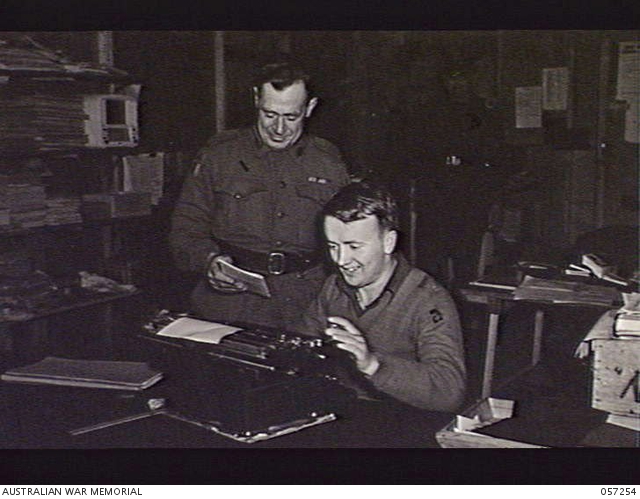 DARLEY, VIC. 1943-09-29. THE REGIMENTAL SERGEANT MAJOR OF THE 2ND ...
