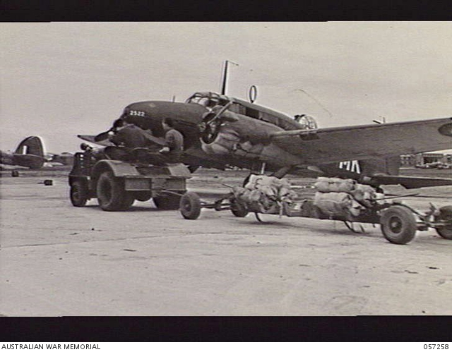 LAVERTON, VIC. 1943-10-02. RAAF GROUND CREW TAKING PACKAGES OUT TO THE ...