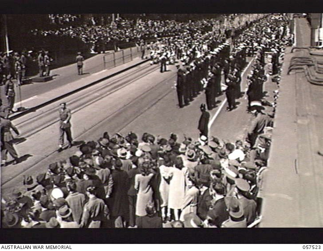 MELBOURNE, VIC. 1943-10-09. A LARGE CROWD WATCH THE ROYAL AUSTRALIAN ...