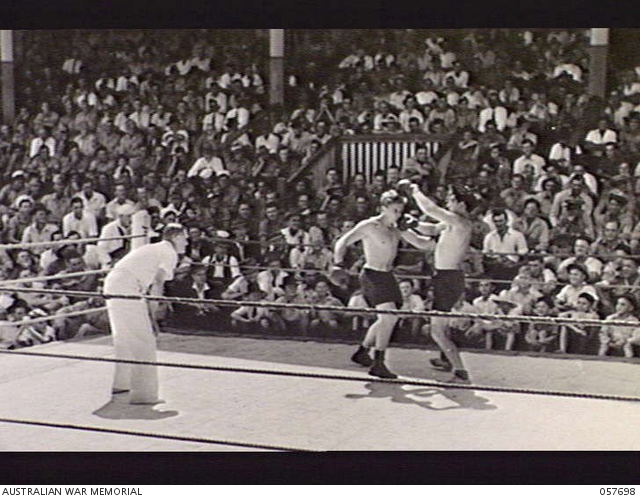 CAIRNS, QLD. 1943-09-19. MATCH IN PROGRESS AT THE BOXING TOURNAMENT ...