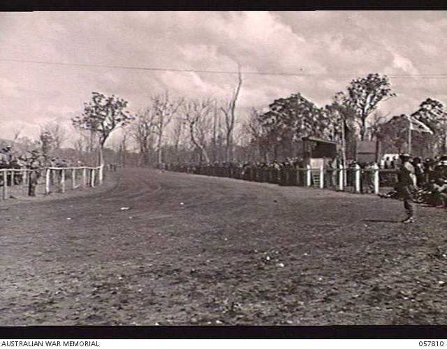 WONDECLA, QLD. 1943-10-02. LOOKING UP THE STRAIGHT DURING THE 6TH ...