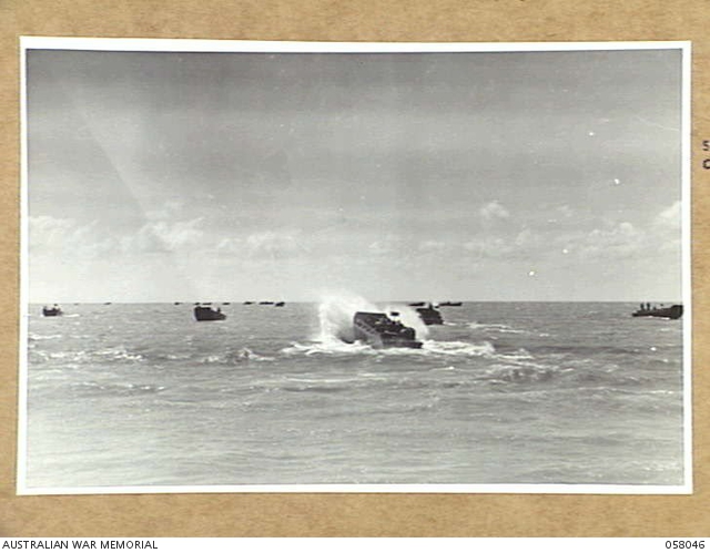 TRINITY BEACH, QLD. 1943-08-23. BARGES LOADED WITH TROOPS PROCEEDING TO ...
