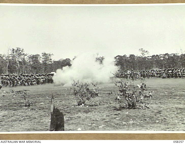 WONDECLA, QLD. 1943-10-09. A LARGE CROWD WATCH THE ANTI-TANK GUN FIRE ...